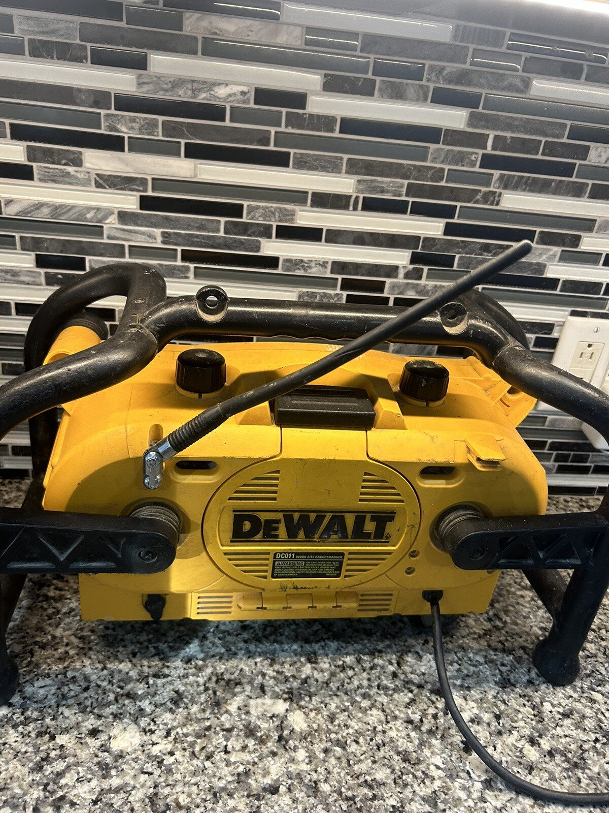 DeWALT Work Site Radio/Charger DC011 Portable Rugged Outdoor AM/FM ...