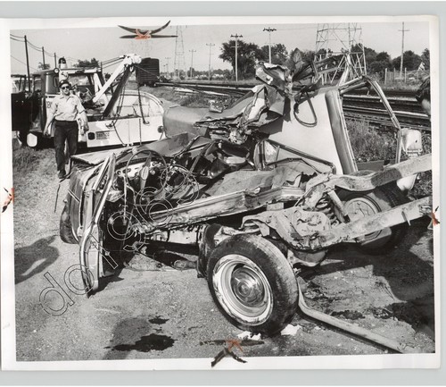 1958 CHEVROLET Station Wagon Hit By Passing TRAIN 1961 Press Photo Car ...