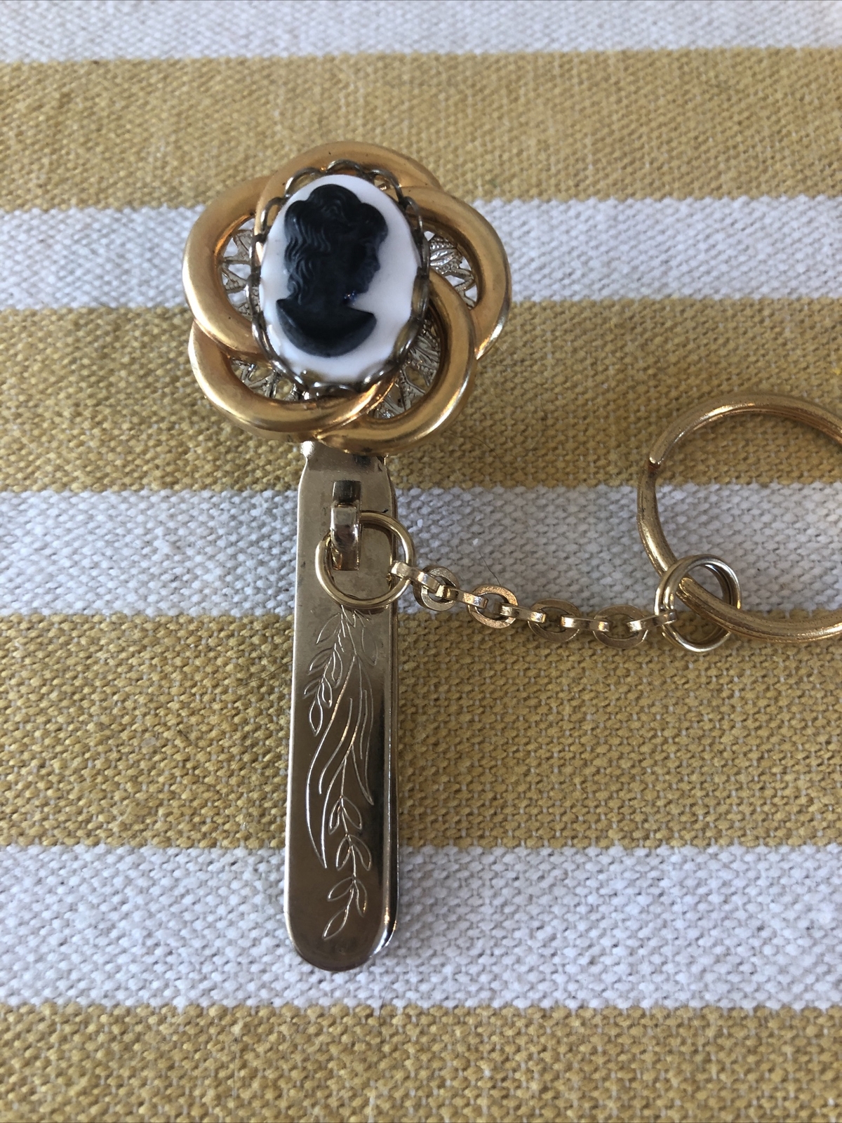 Vintage 60’s Key Finder Cameo Gold Tone Key Ring Clip - Gem