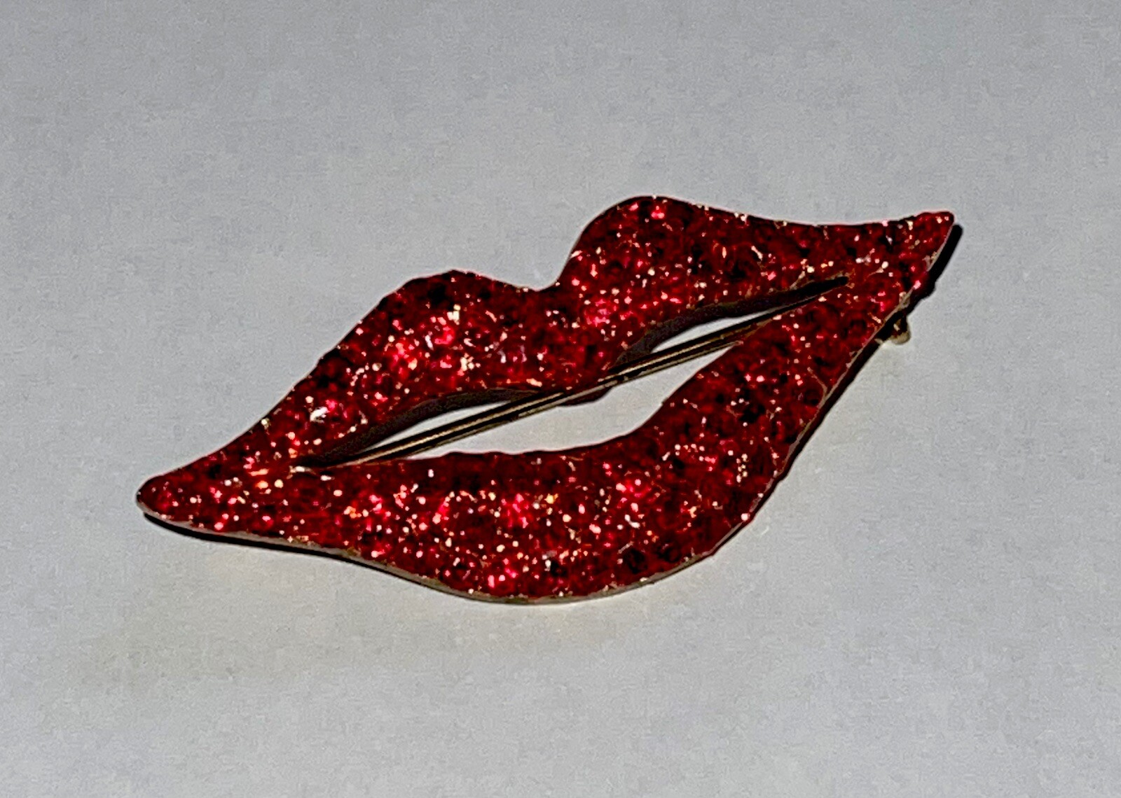 Vintage Red Rhinestone Lipstick Lips Brooch Gold Tone Pin Sparkling Red ...