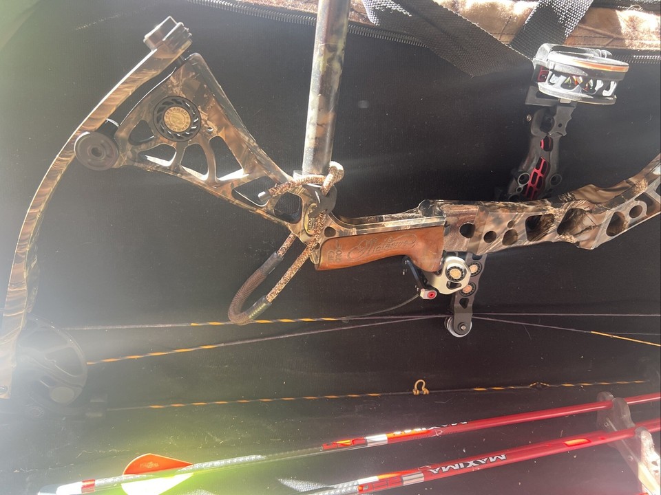 Mathews SE4 Solo Cam Compound Bow RH. Tons Of Extras On Bow And In Bag ...