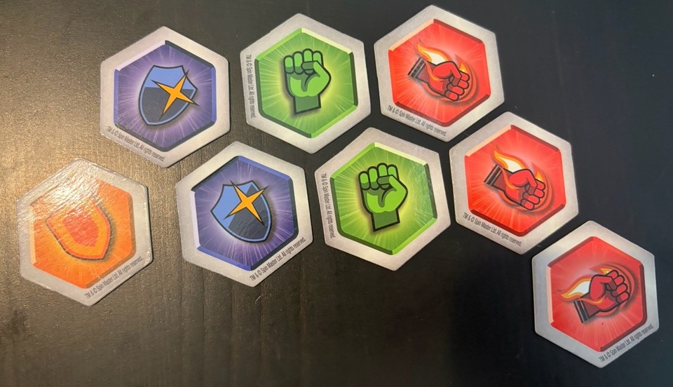 BAKUGAN LOT OF 28 ASSORTED FIGURES + 8 CHIPS READ DESCRIPTION PLEASE ...