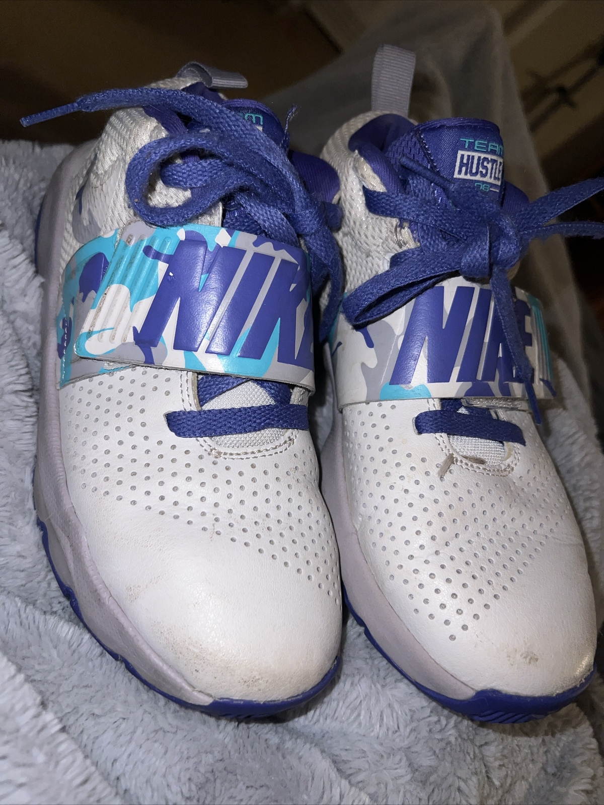 NIKE TEAM HUSTLE D8 BLUE GREY CAMO BASKETBALL SHOES SIZE 4.5Y BQ5103 ...