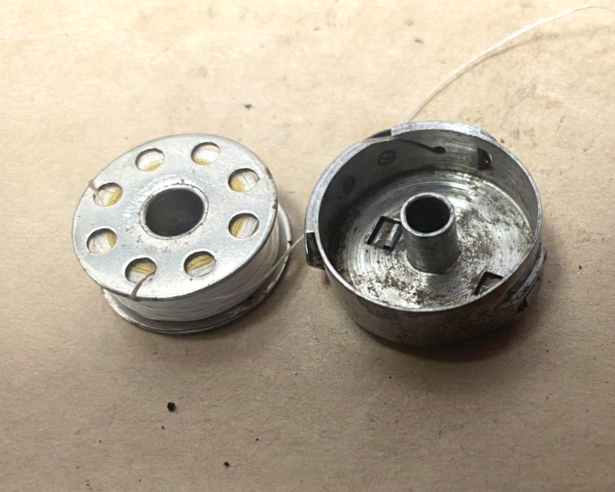 ⭐️A Vintage Bobbin Case w/ Bobbin for Singer Featherweight 221 Sewing ...