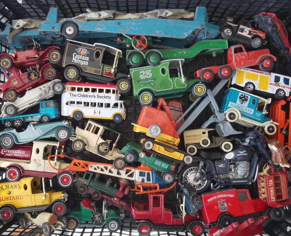 ORIGINAL VINTAGE DIECAST TOY JOB LOT CORGI MATCHBOX etc CARS TRUCKS etc ...
