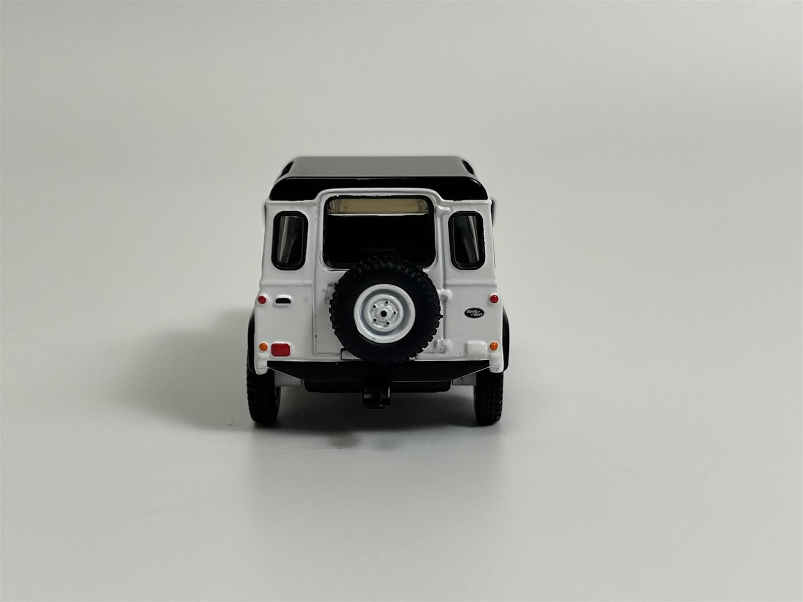 Land Rover Defender 90 Wagon Blanc LHD 1:64 Echelle Mini GT MGT00378L ...