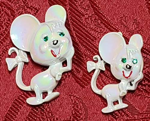 2 VINTAGE WHITE ENAMEL MICE MOUSE PINS BROOCHES W/ GREEN RHINESTONE ...