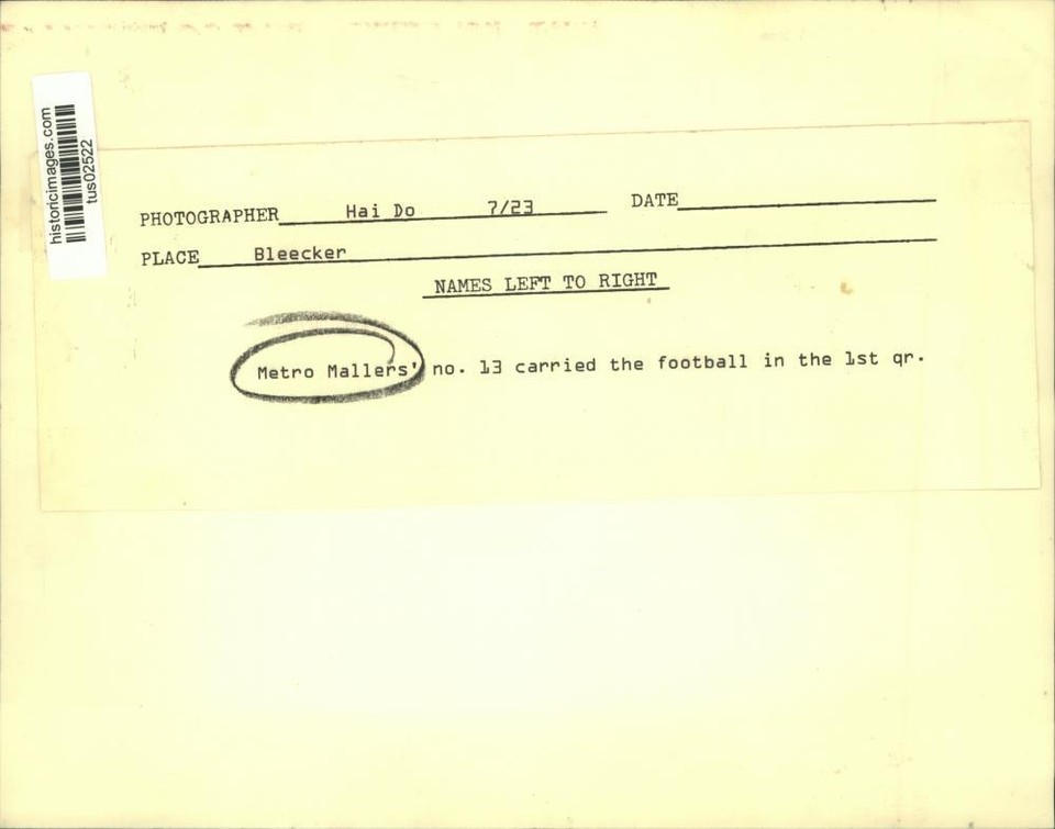 Press Photo Metro Mallers player carries football in game at Bleecker ...