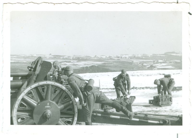 German 105mm artillery and crew with shells, preparing to fire, WW2 ...
