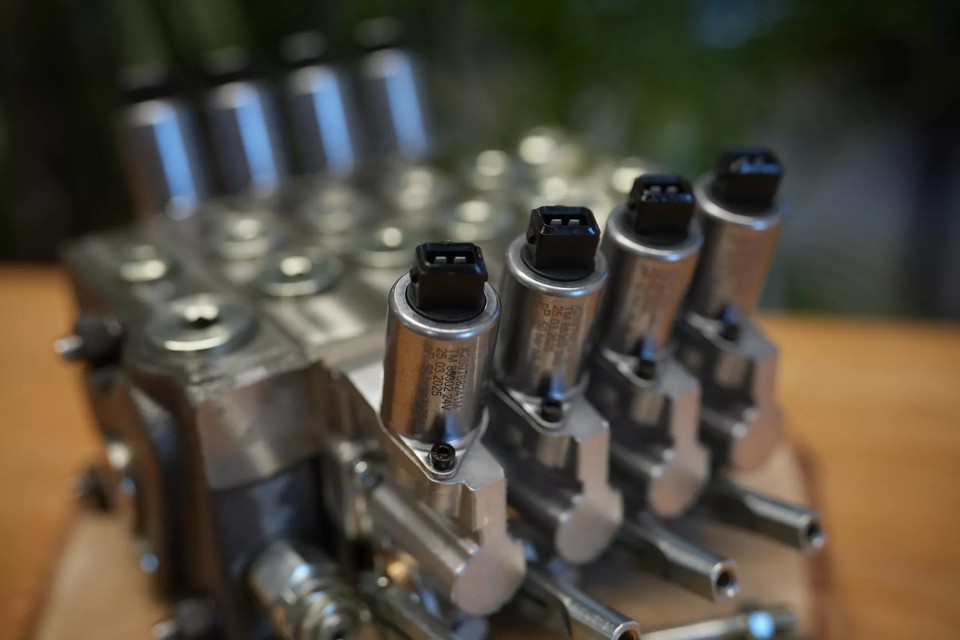 Proportional Hydraulic Walvoil DPX100 4 func 12V/24 V Post Compensated ...