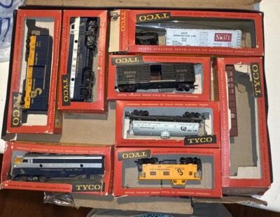 VINTAGE TYCO HO Scale Model Train Lot of 8 Cars 2 Locomotive Engines | eBay