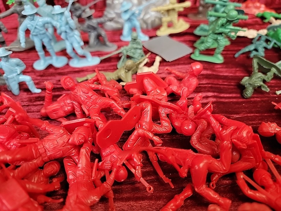 VINTAGE Plastic Army Men Toy Soldiers Play Set Mixed LARGE Lot COLORED ...