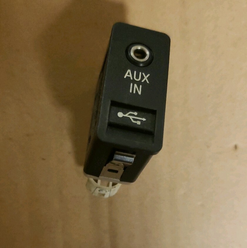 2010 MINI Cooper R56 Hatchback Stereo Audio Input AUX USB Socket ...