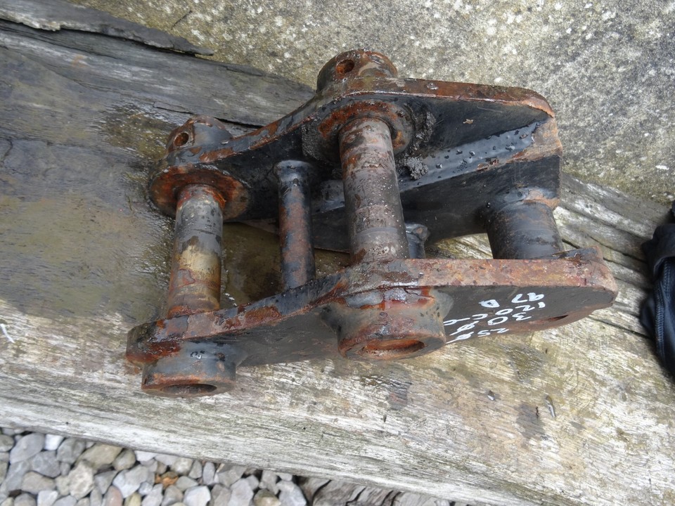 JCB BUCKET ADAPTOR, 30MM to 25MM pins, 16C - 8014 MINI DIGGER HITCH ...