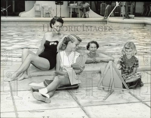 1956 Press Photo Kids make art as Mmes. Grady Bennett and Lindsay ...