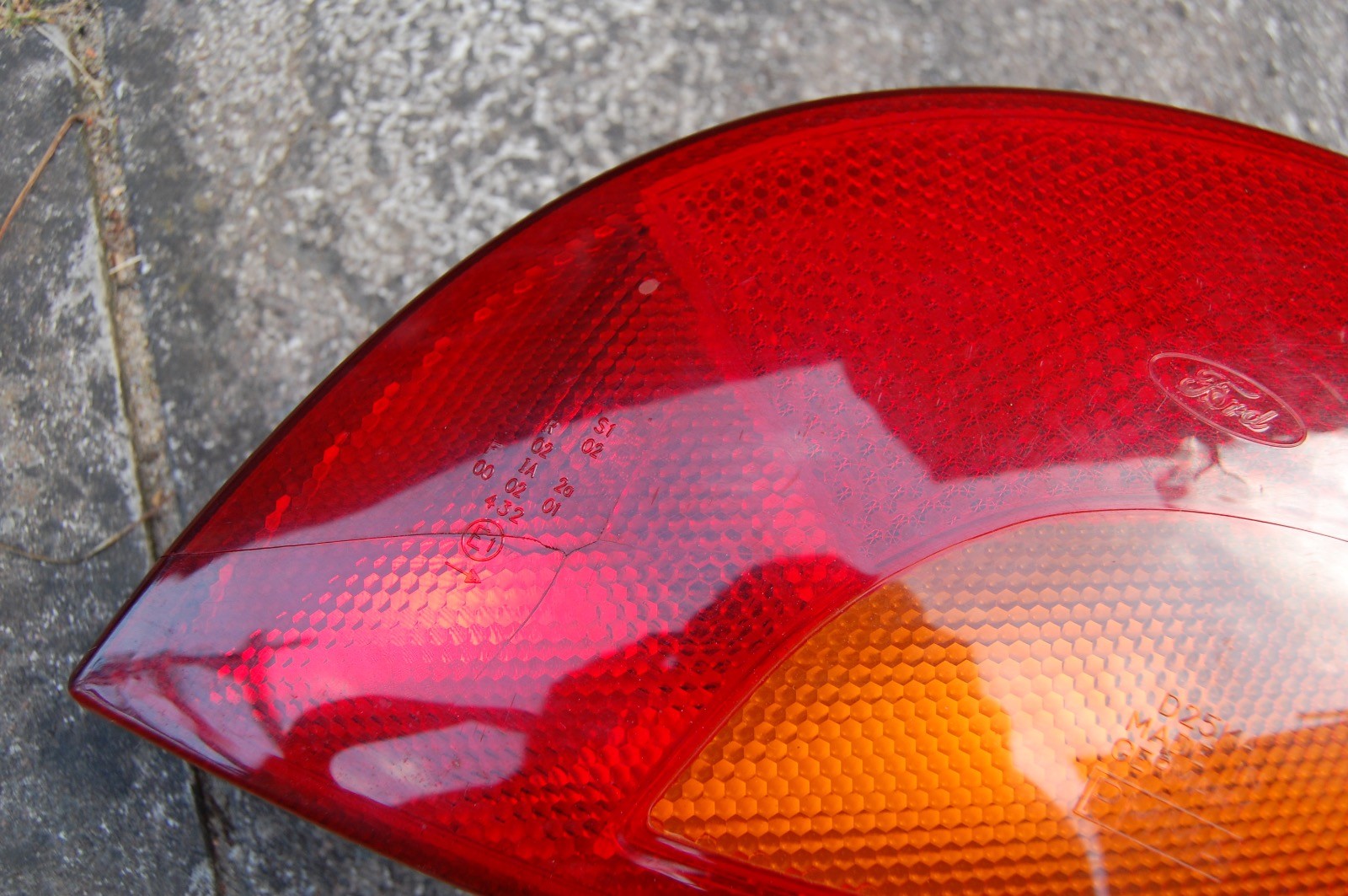 Ford KA ka rear light. Minor crack damage but fully working. Free ...