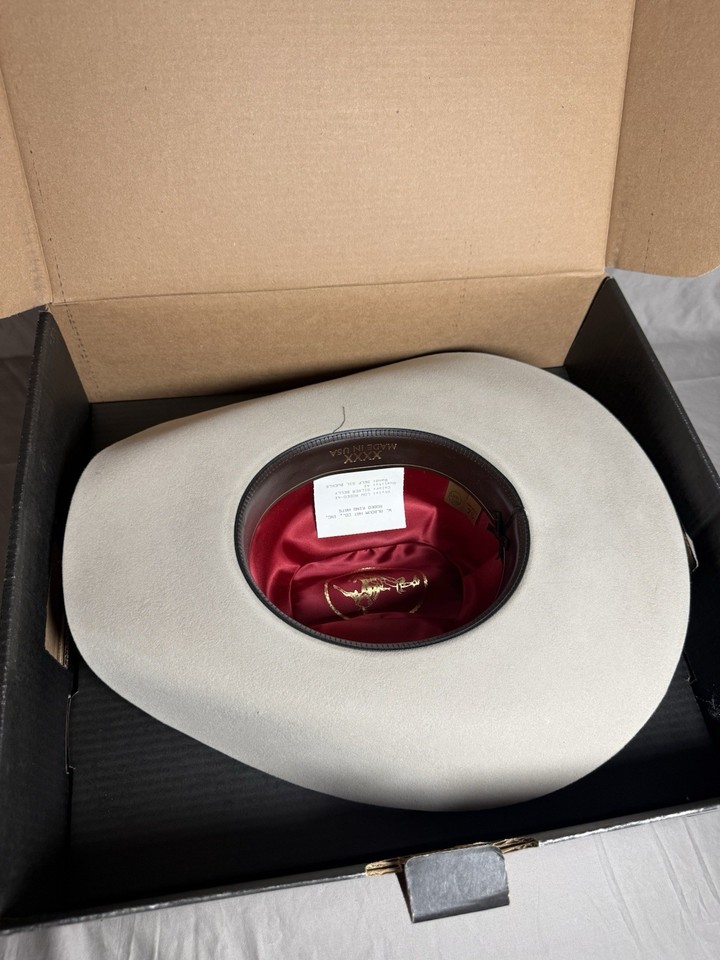 Rodeo King 4X fur felt cowboy hat "Silver Belly" color and a long oval ...