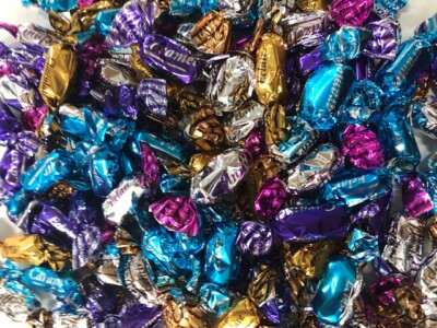 ASSORTED SHINY WRAPPED ECLAIRS 1KG BAG RAINBOW LOLLIES CARAMEL ...