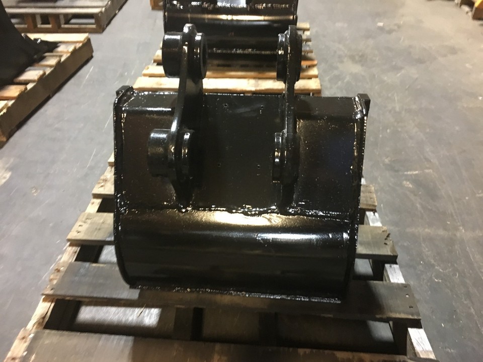 New 18" Heavy Duty Excavator Bucket for a Takeuchi TB230 w/ Coupler ...