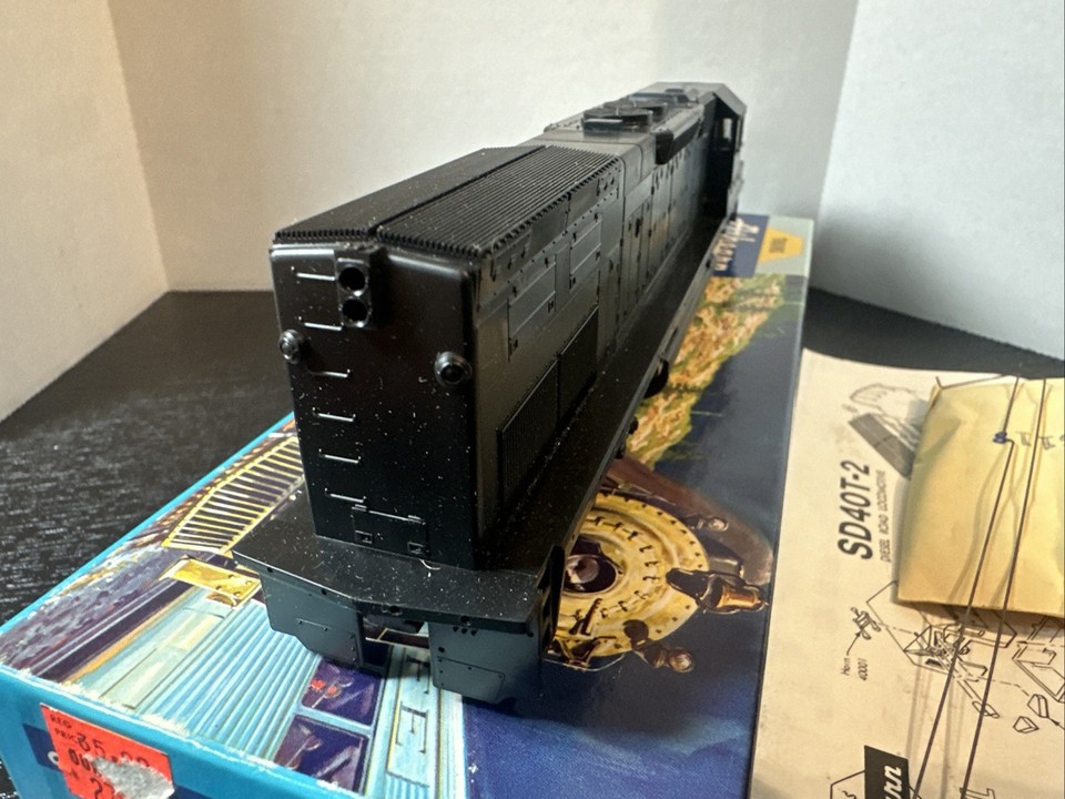 Athearn Trains In Miniature SD40T-2 Diesel Road Locomotive Long Nose ...