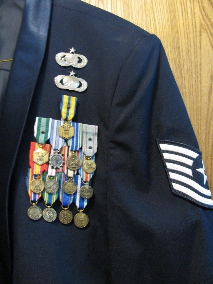 NAMED USAF ENLISTED MESS DRESS UNIFORM WITH LOTS OF MINI MEDALS BADGES ...