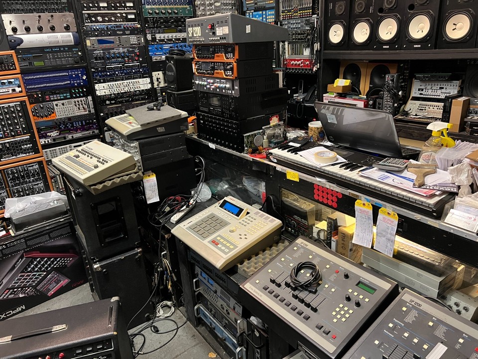 AKAI MPC 3000 32 meg drum sampler /PADS/ v 3.11 Zipp drive , 120volt ...