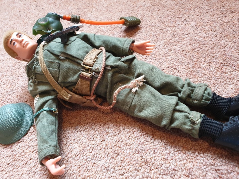 VINTAGE ACTION MAN with Blonde flocked hair blue Eyes full kit gas mask ...