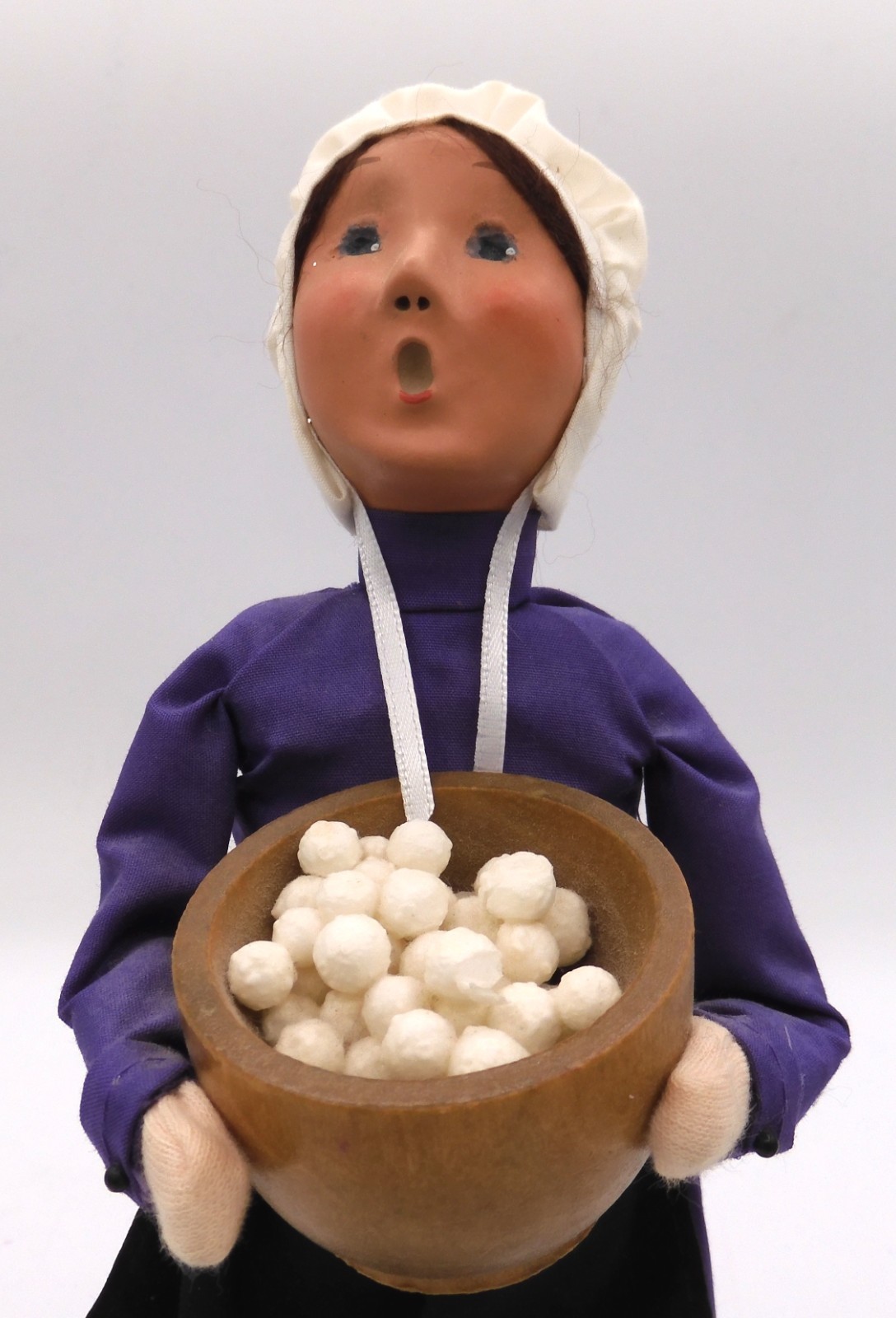 Byers Choice Caroler Amish Girl w Bowl of Popcorn 2007 Signed Joyce ...