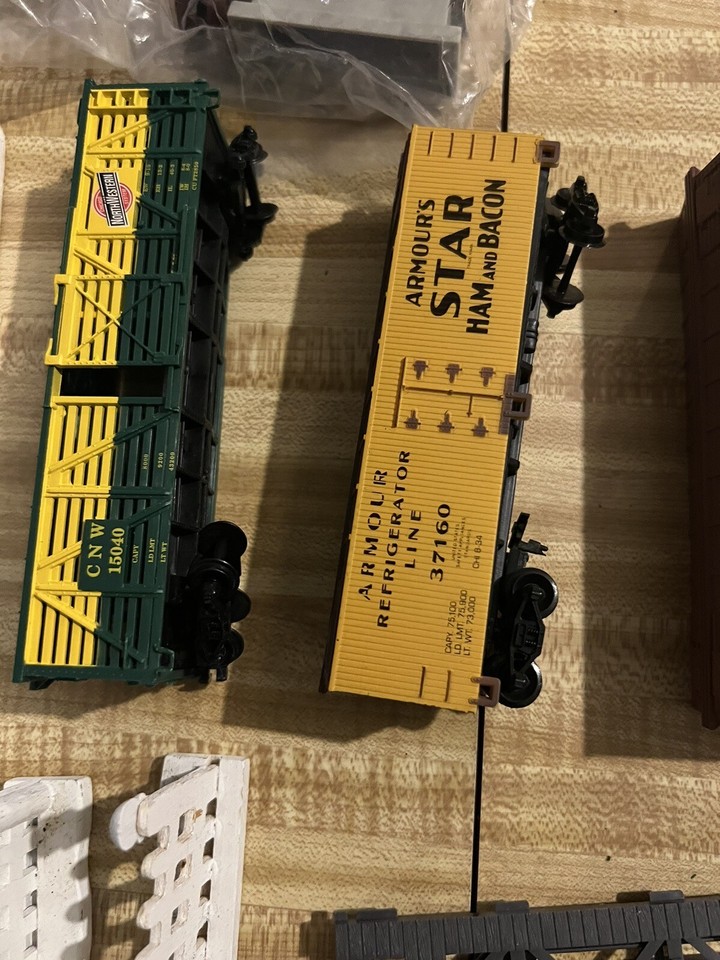 life like train tracks Parts Lot Pieces Ho Scale Train Engine Box Cars ...