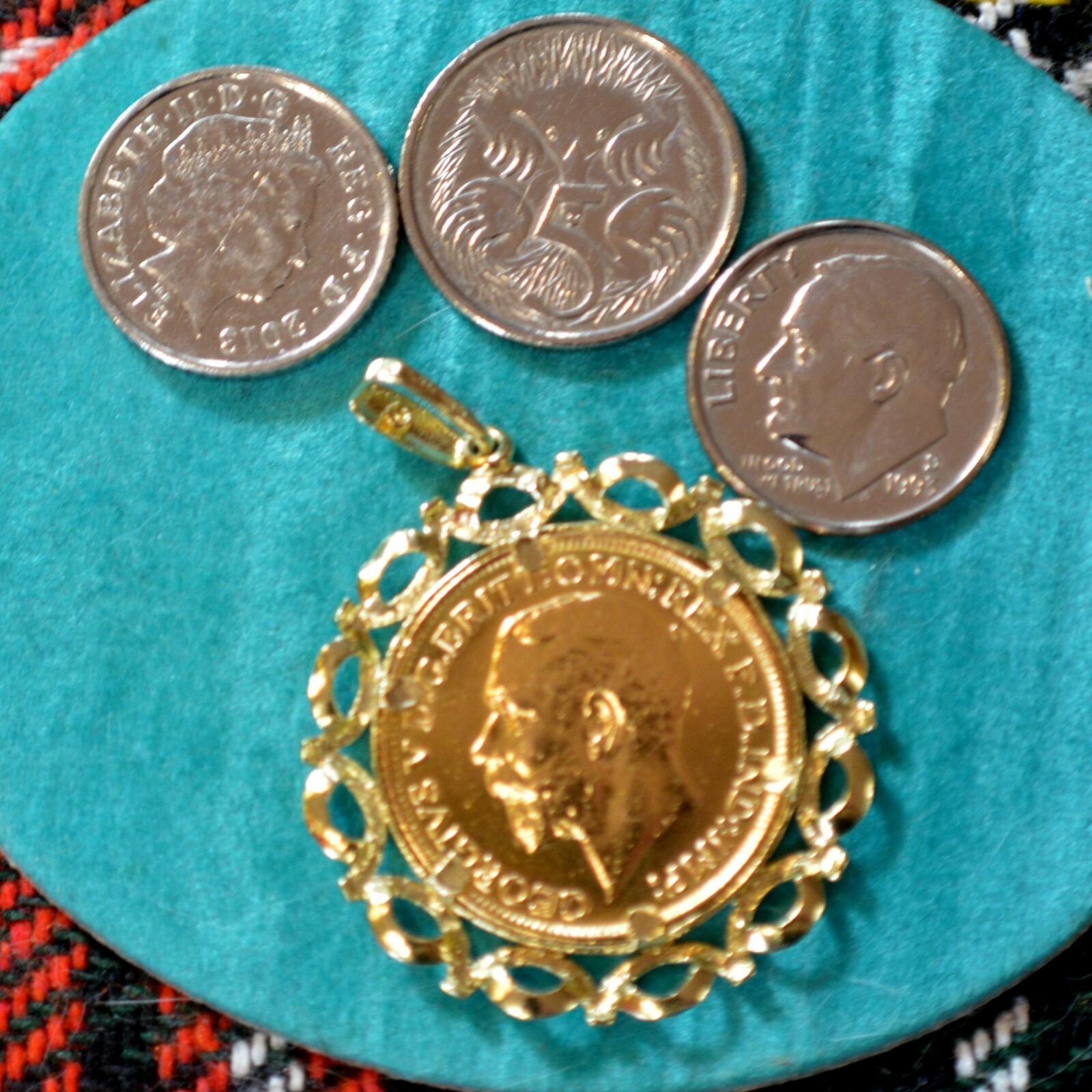 9 ct GOLD second hand full sovereign pendant - Gem