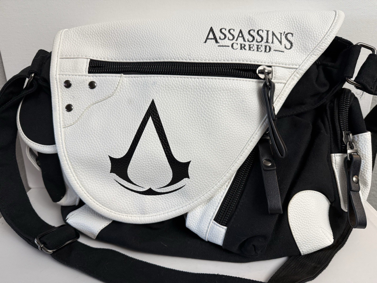Assassins Creed Messenger Bag Black And White - Gem