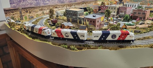 HO Tyco Running Locomotive Bicentennial With Dummy Locos And Caboose ...