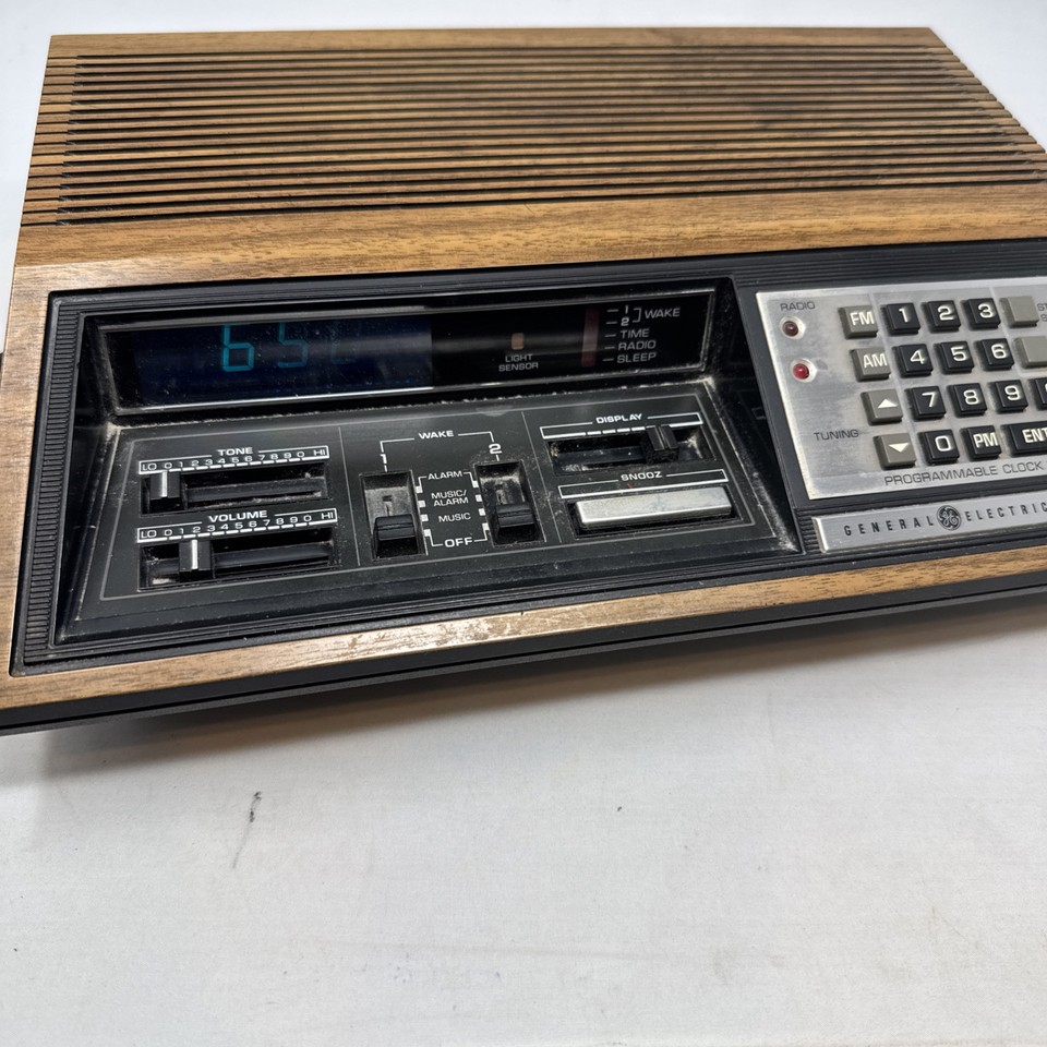 VINTAGE GENERAL ELECTRIC DIGITAL MODEL NO. 7-4885B ALARM CLOCK RADIO ...