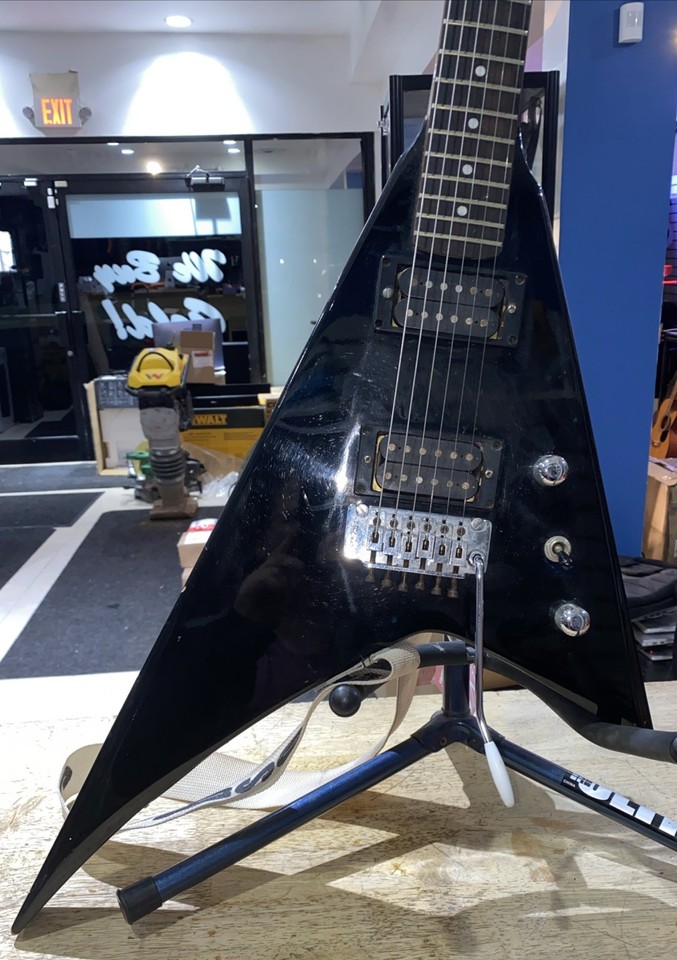 Kramer Striker 400ST Solid Body 6-String V Style Electric Guitar ...