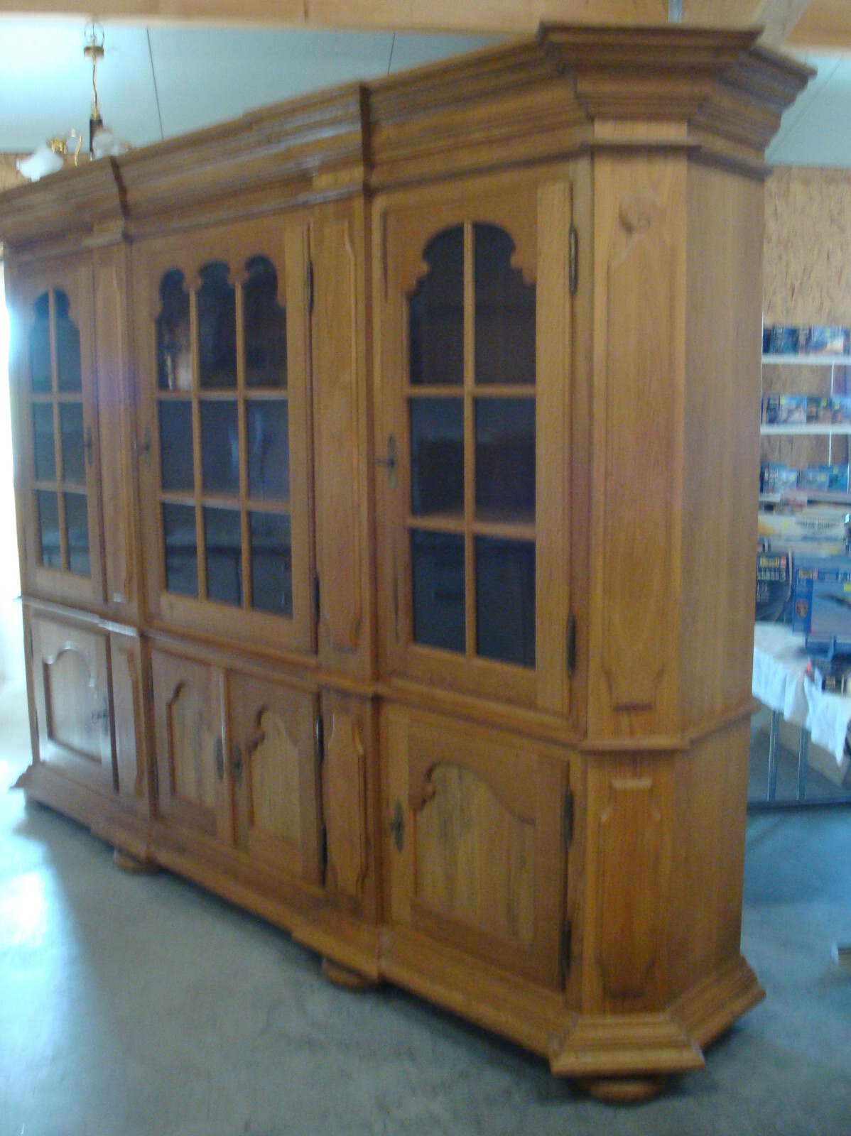 Hochw. massiv Eiche Hell Wohnzimmerschrank Vitrine Schrank handarb ...