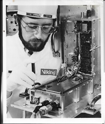 ULTRA HIGH FREQUENCY UHF RADIO FOR MARS MISSION 1975 8" X 10" B/W ORIGL ...