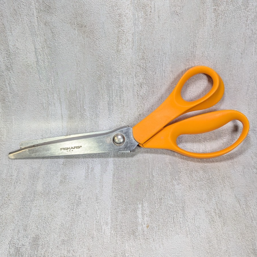FISKARS Pinking Shears Serrated Scissors - Scissors w/ Sawtooth Blade ...