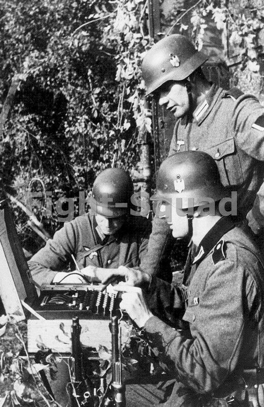 WW2 Picture Photo German soldiers enciphering message on the Enigma ...