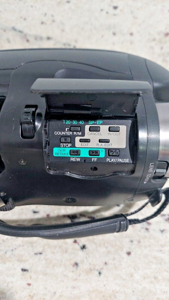 JVC Compact VHS Digital Zoom Camcorder GR-AX220U with a charger and no ...