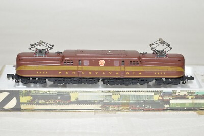 N scale Arnold-Rapido Pennsylvania RR GE GG1 electric locomotive train ...