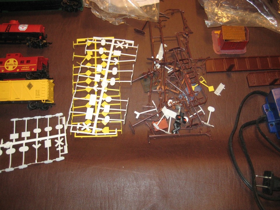 HUGE HO Scale Train Set 10 Train cars 50 Track pieces Many extras ...