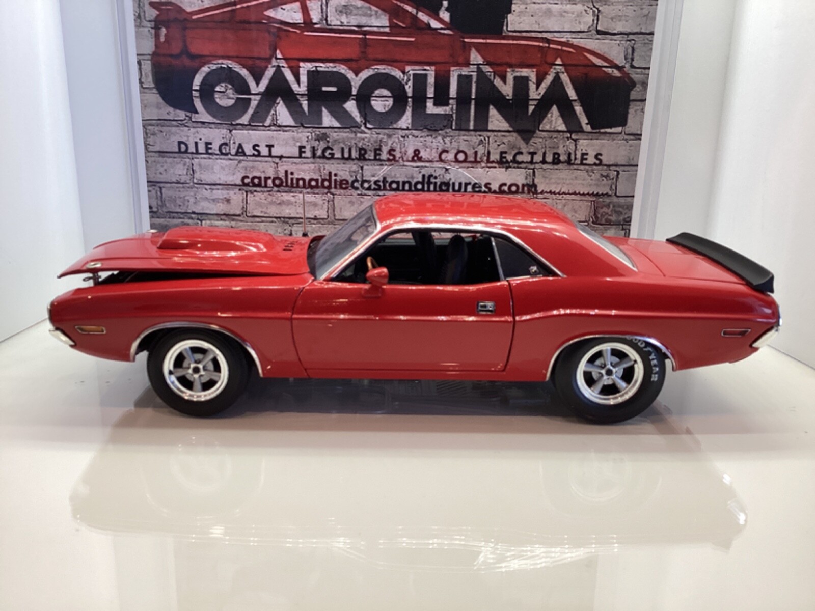 1:18 HIGHWAY 61 CHALLENGER 472 R/T SUPER STREET RED ON BLACK MA# 811 | eBay