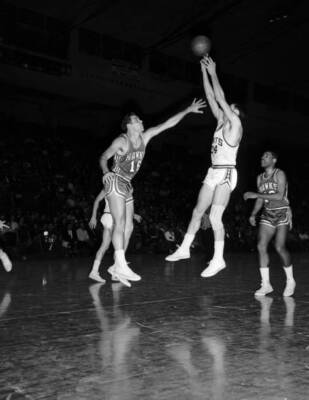 Al Bianchi Of The Syracuse Nationals Shoots 1960S Old Basketball Photo ...