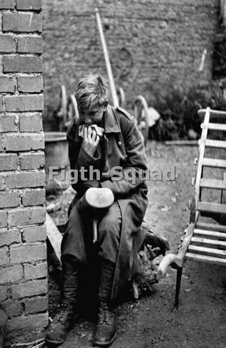 WW2 Picture Photo VERY YOUNG GERMAN SOLDIER EATING 8550 | eBay
