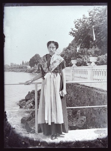 Femme en costume traditionnel PHOTO NEGATIVE c1920 sur Plaque Vintage ...