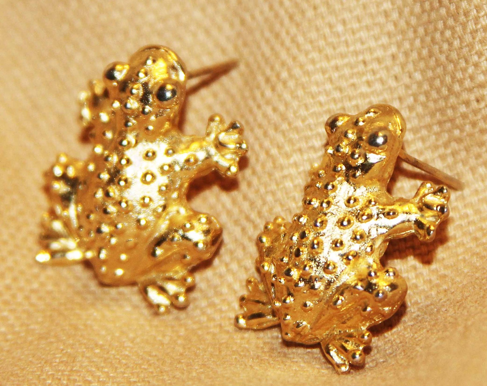 VINTAGE MIMI DE N 1974 KNUBBY FROG CLIP EARRINGS - Gem