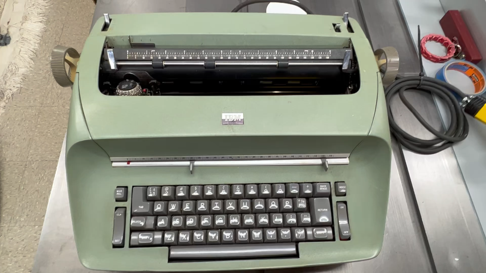 IBM Selectric I Typewriter - Green Model 71 - Powers On / For Parts ...