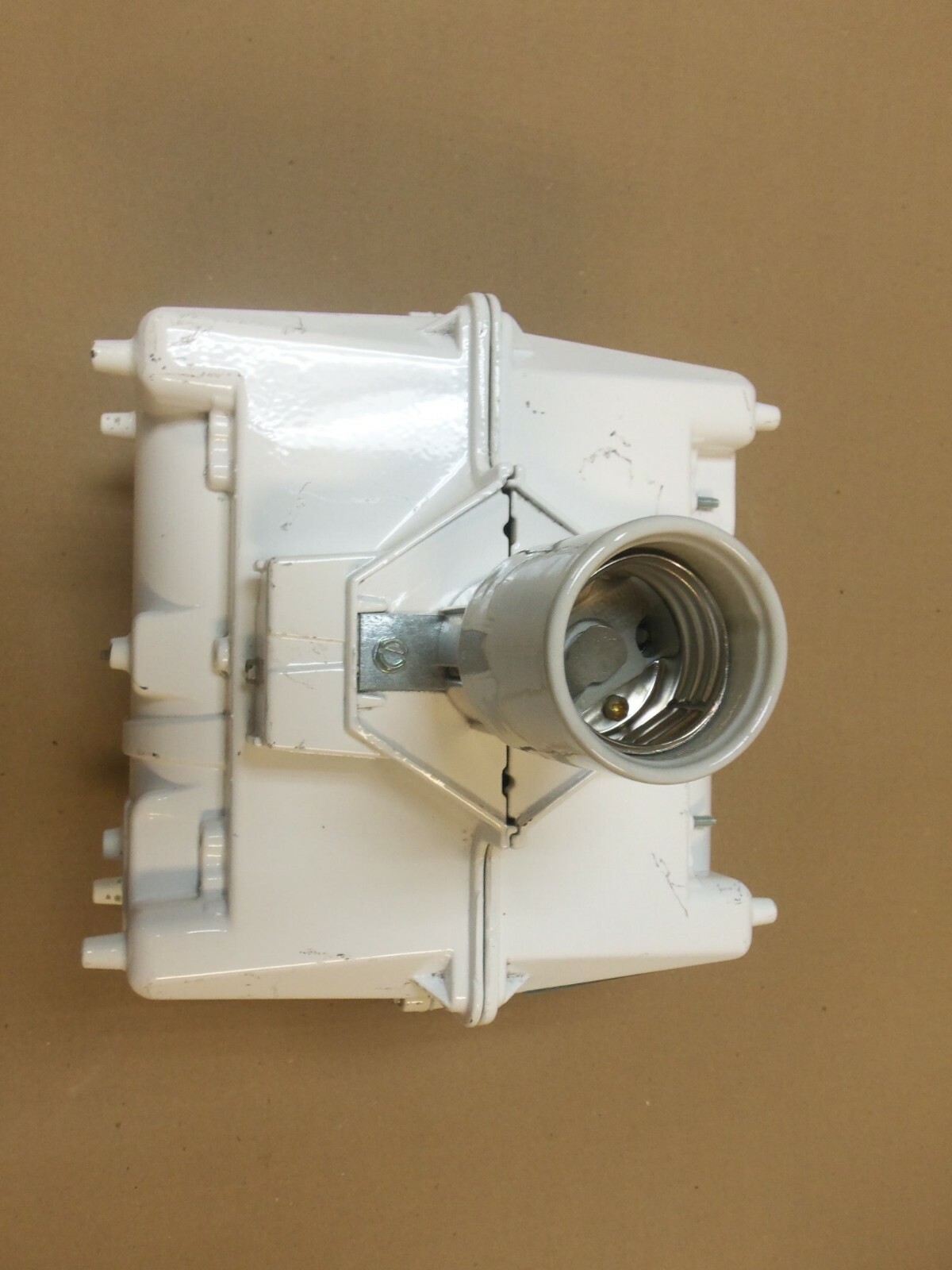 Hubbell BL-A250W8-WH 120v 208v 240v 277v 250 Watt Damp Location ...