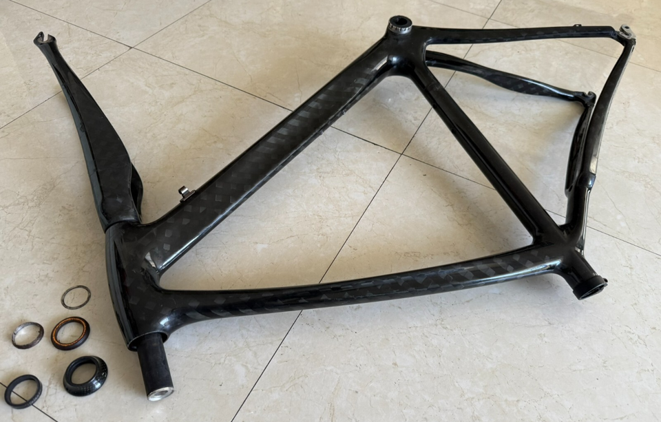 Carbon Fiber Road bike frame 56cm aero dynamic with fork, inclues ...