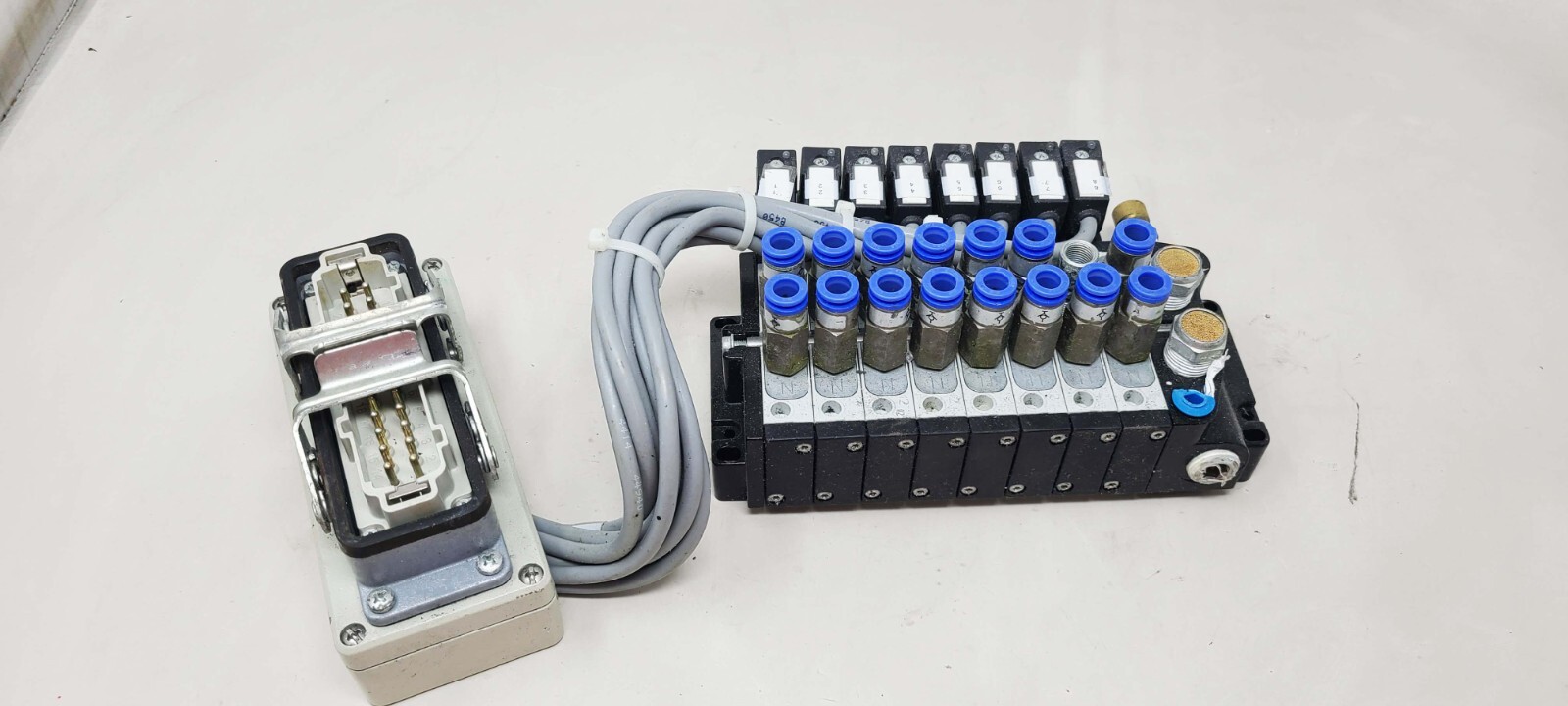 Aventics BOSCH Pneumatic Control Valve Assembly w/ 8x R422 002 356 ...